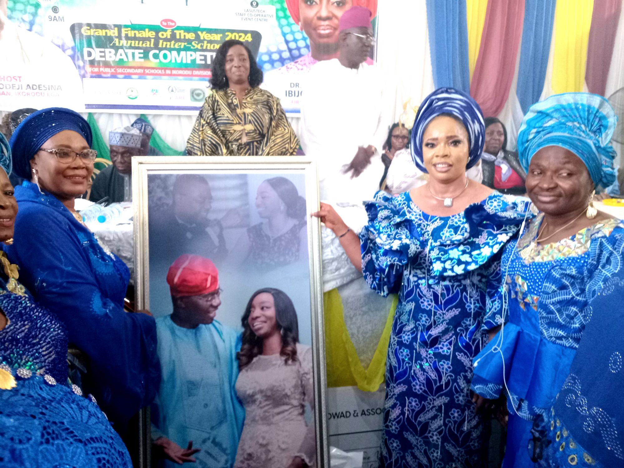 ALHAJA RASHIDAT BELLO PRESENTS SPECIAL PORTRAIT TO LAGOS FIRST LADY AT ...
