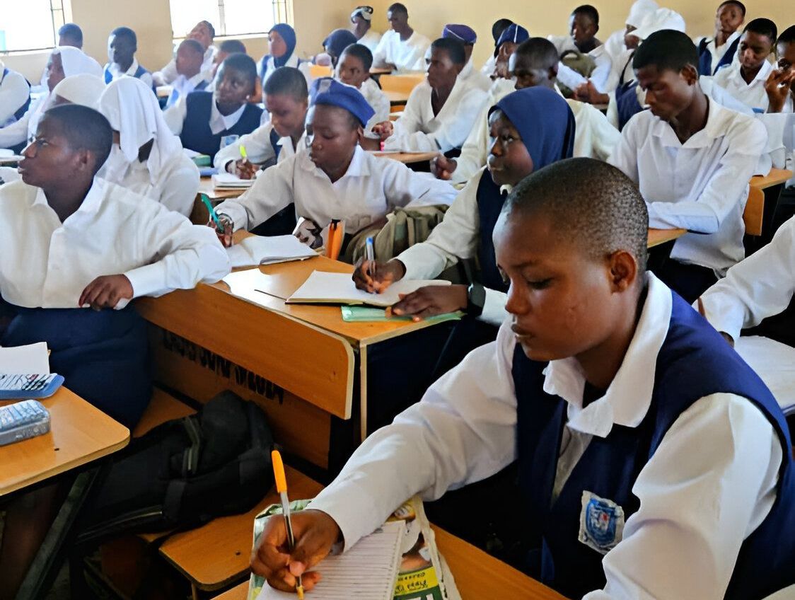 OBA ADEWAMIRI OLAIDE’ MEMORIAL FOUNDATION LEADS FREE SS3 TUTORIAL ...